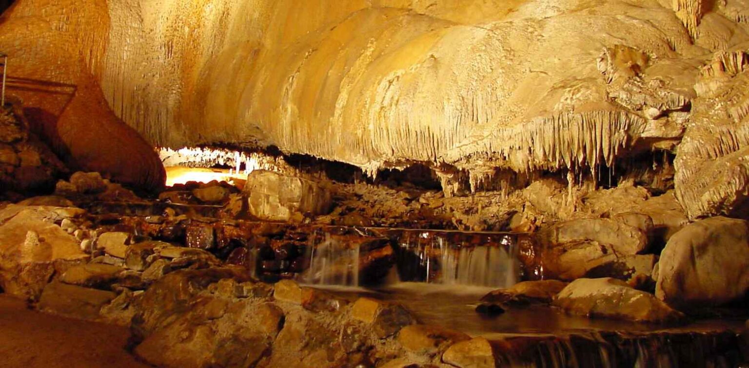 Marakoopa Caves – Welcome to The Olde Tudor Hotel